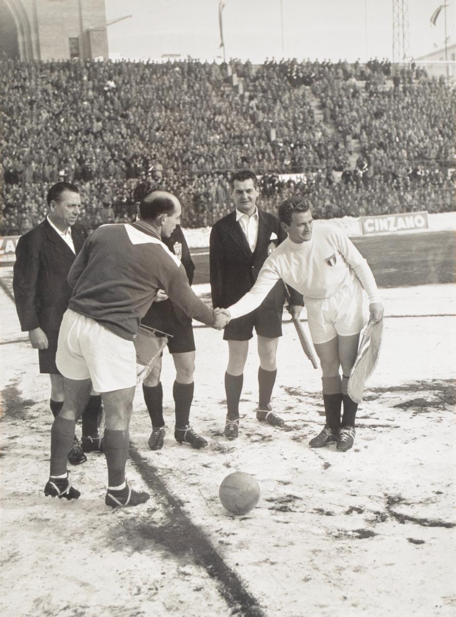 PHOTO ORIGINALE DE PRESSE DU MATCH ENTRE L'ITALIE ET LA FRANCE DE 1956